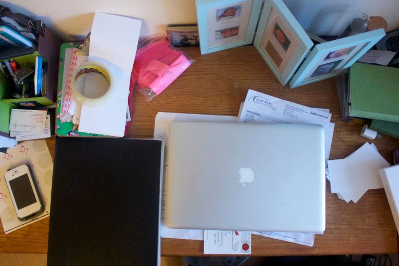 WHAT IS CLUTTER AND DECLUTTERING? - Simplify Stuff